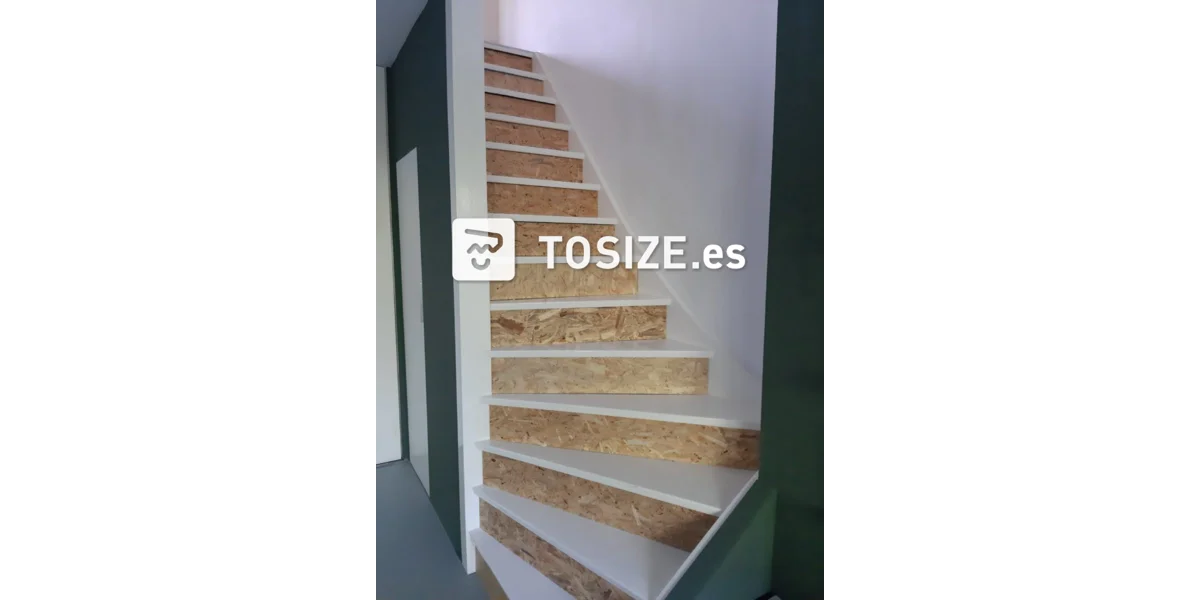 La escalera de Sarah y las puertas del armario. | TOSIZE.es