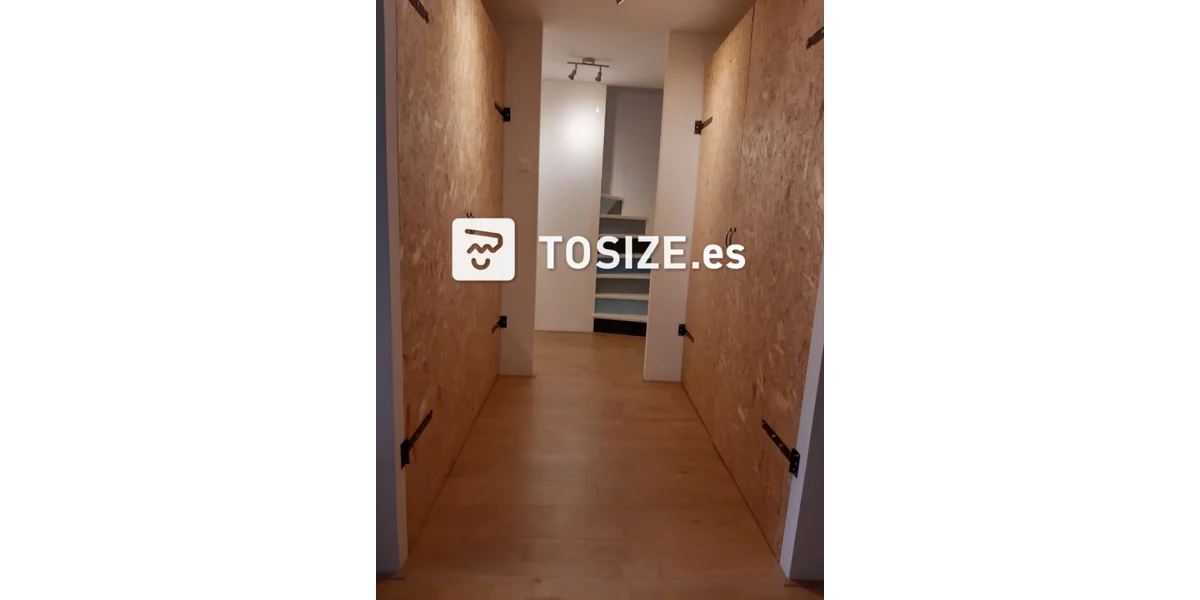 La escalera de Sarah y las puertas del armario. | TOSIZE.es
