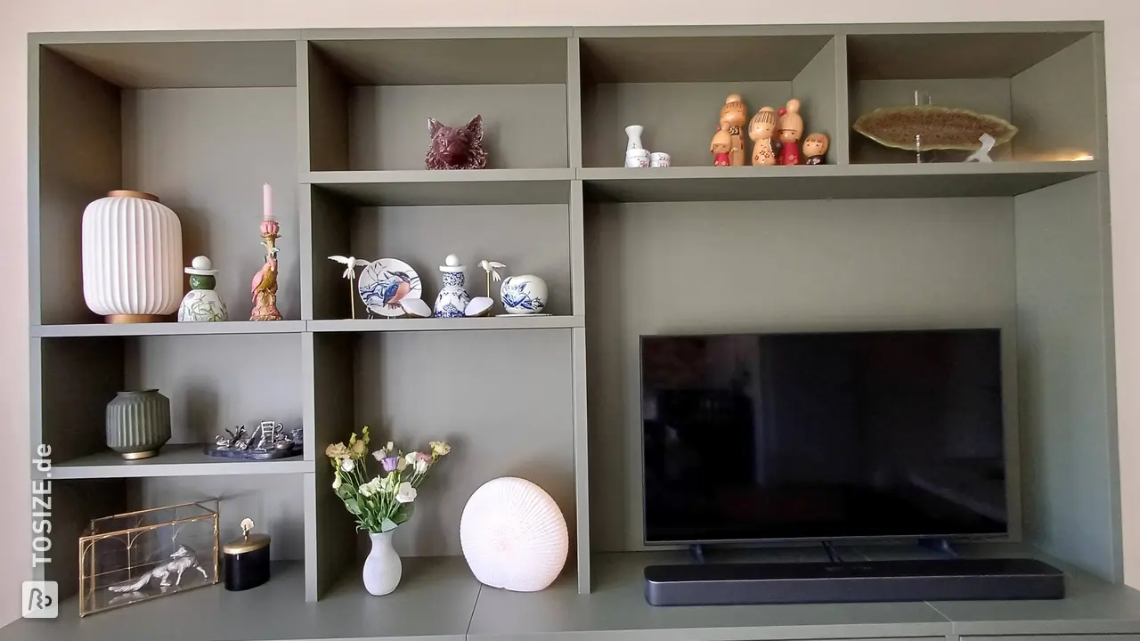 Stilvolle Vitrine mit Stauraum von Valery | TOSIZE.de