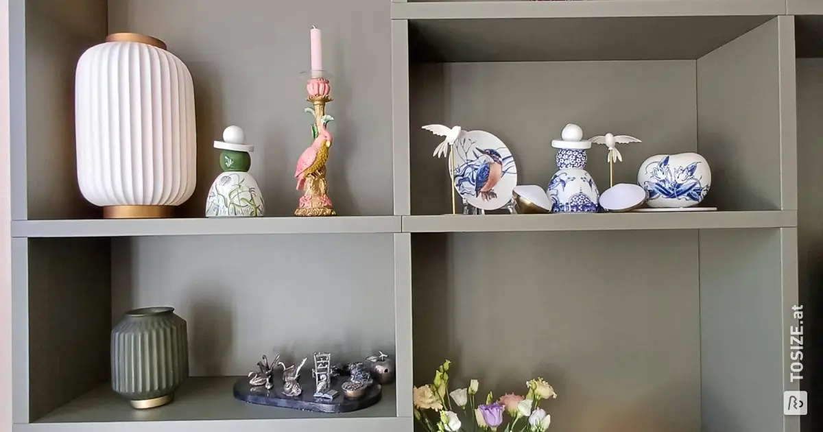 Stilvolle Vitrine mit Stauraum von Valery | TOSIZE.at