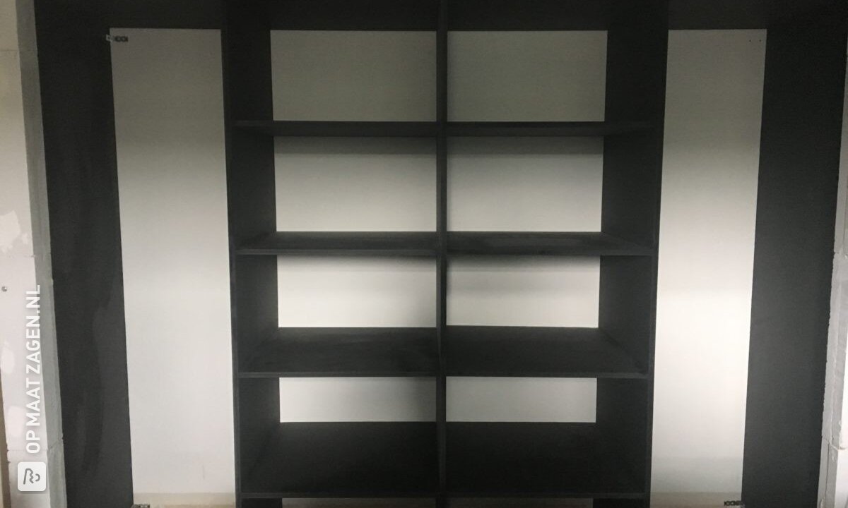 Kast met zwart MDF, door Maureen & Emiel - OPMAATZAGEN.nl