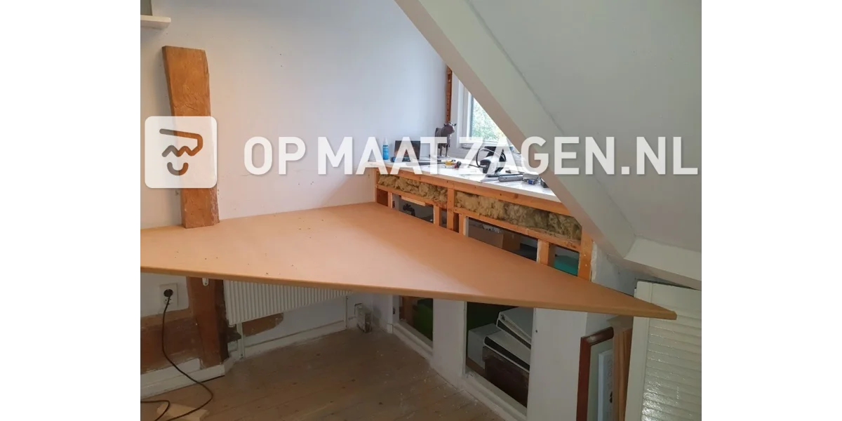 Hoekbureau in driehoek vorm van MDF Blank | OPMAATZAGEN.nl