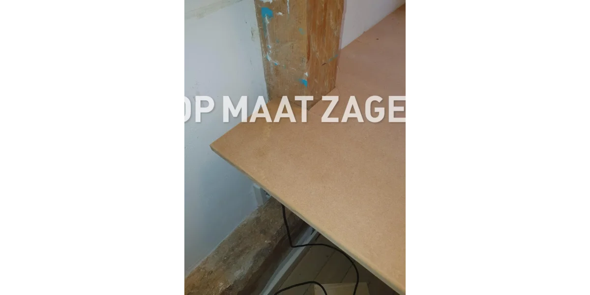 Hoekbureau in driehoek vorm van MDF Blank | OPMAATZAGEN.nl