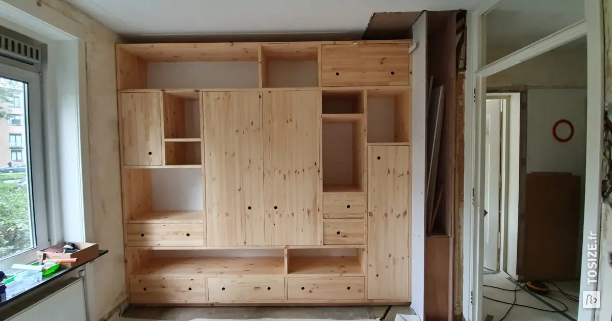 Placard intégré, avec panneaux de menuiserie en pin | TOSIZE.fr