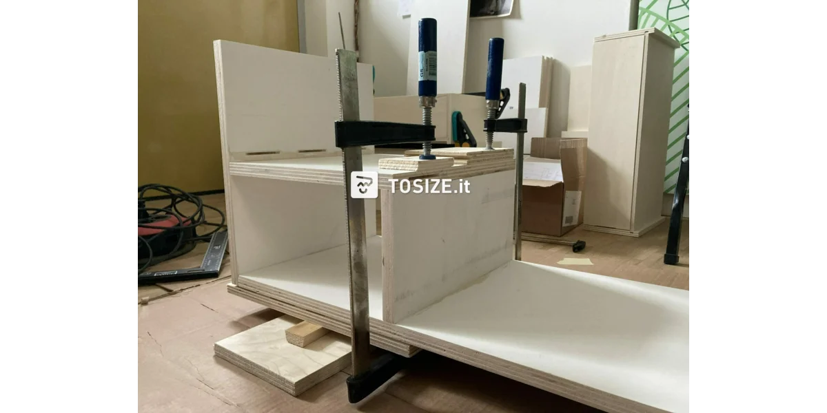 Elegante mobile da camera fai-da-te realizzato in compensato | TOSIZE.it