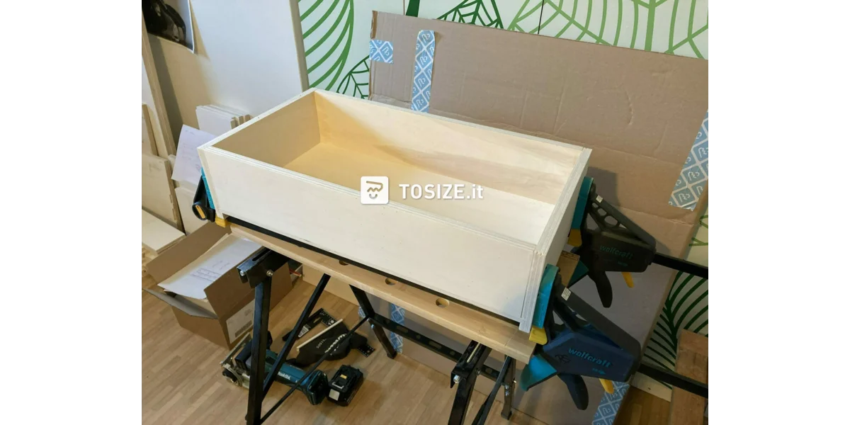 Elegante mobile da camera fai-da-te realizzato in compensato | TOSIZE.it