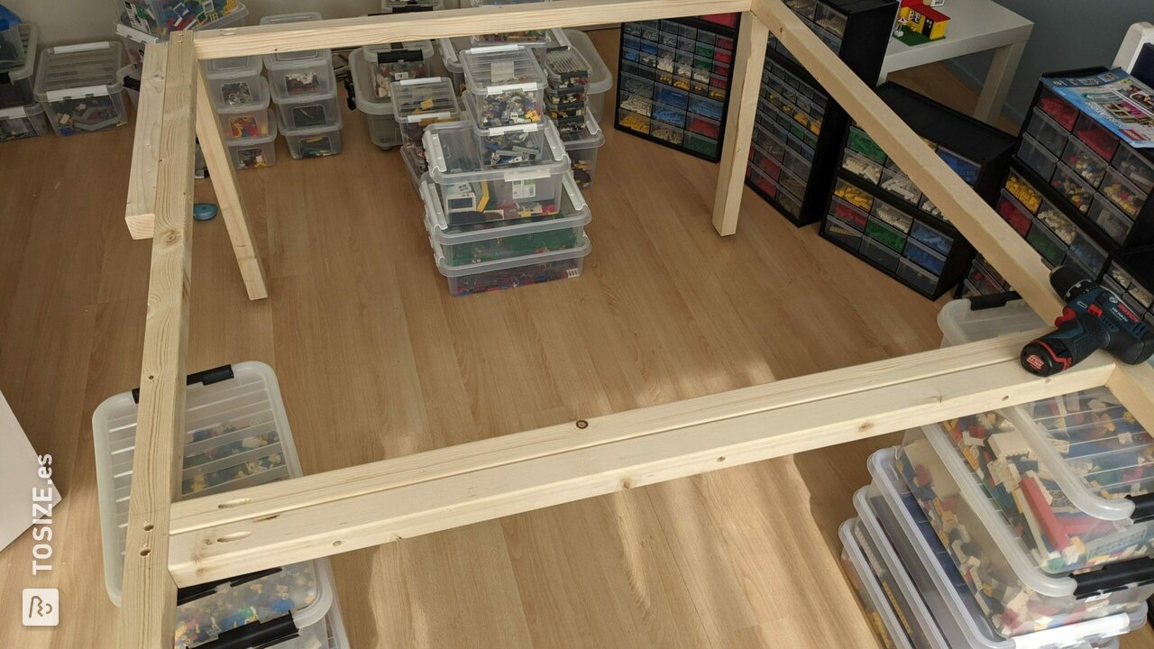 Mesa de Lego en el ático, hecha de MDF y abeto. - TOSIZE.es