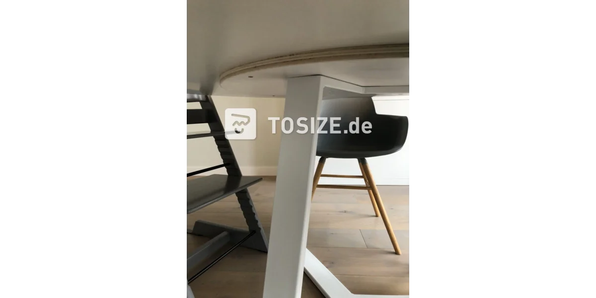 Runder Tisch aus Betonplex Birch White von Myrna | TOSIZE.de