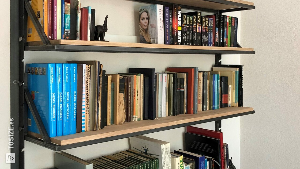 Librería flotante casera de metal y roble, de Mirjam - TOSIZE.es