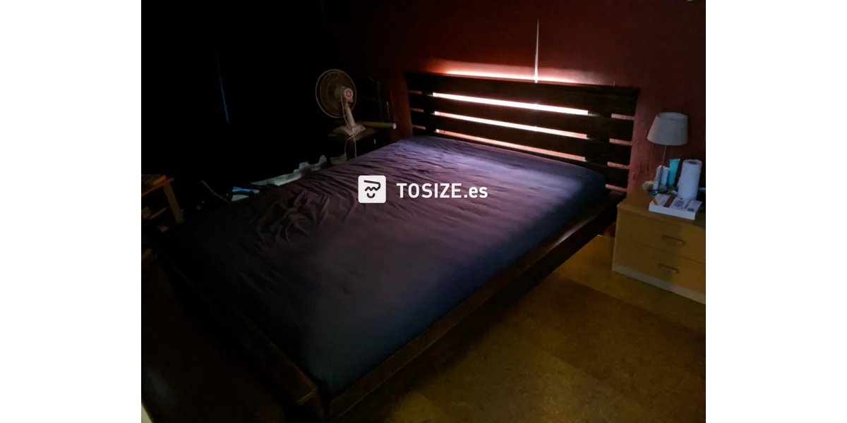 Una nueva cama resistente y robusta hecha de madera contrachapada de ...