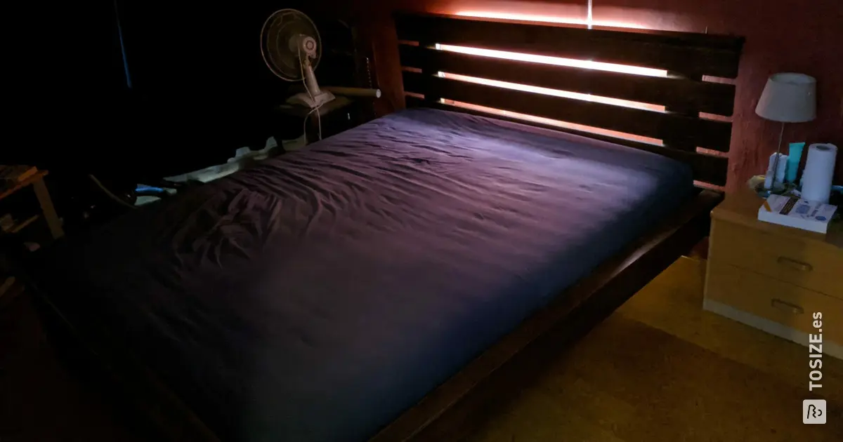 Una nueva cama resistente y robusta hecha de madera contrachapada de ...