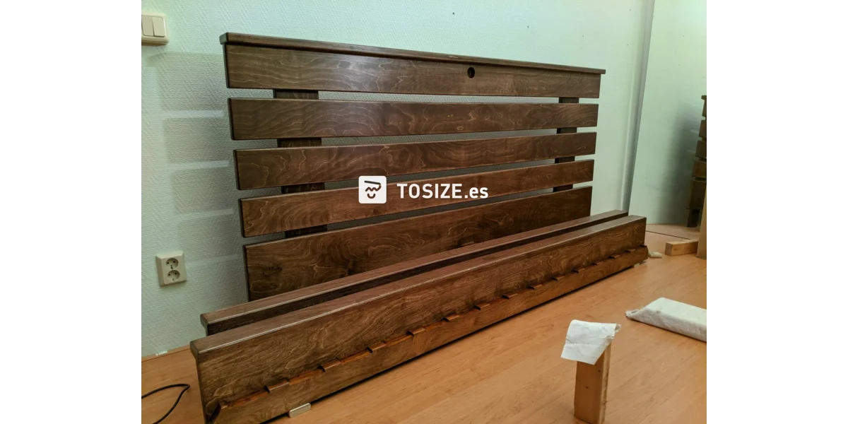Una nueva cama resistente y robusta hecha de madera contrachapada de ...