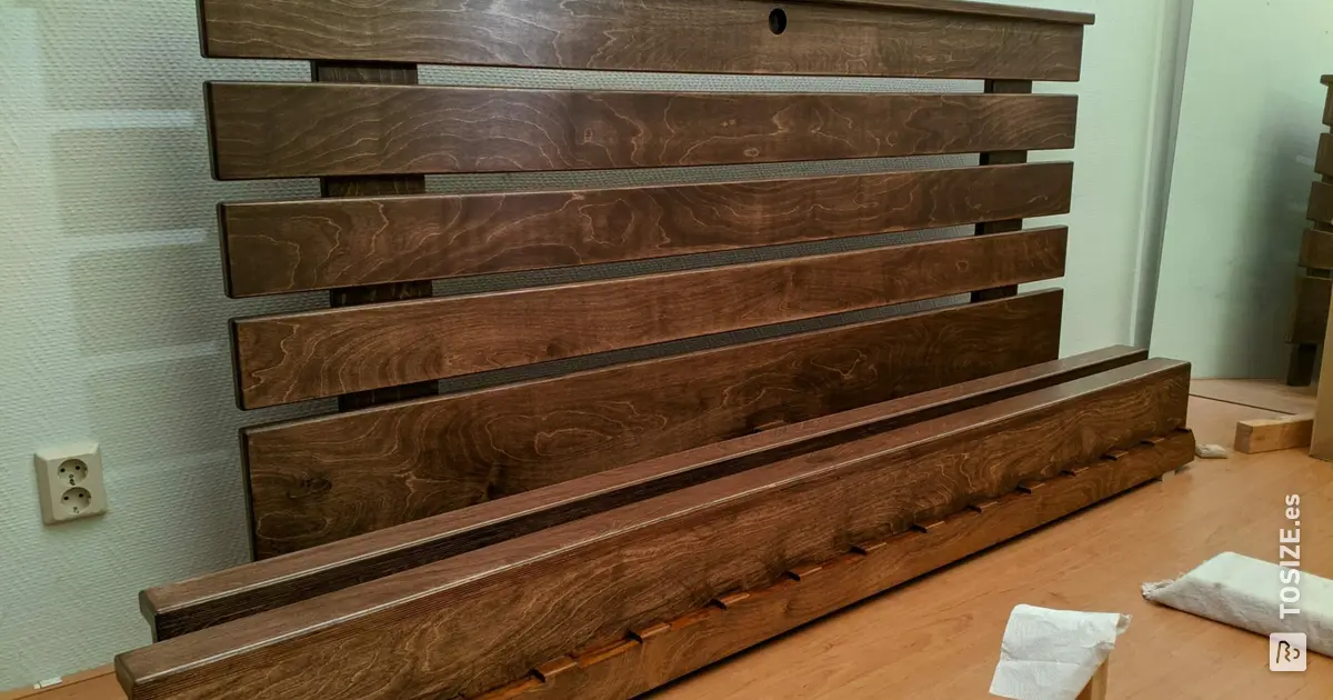 Una nueva cama resistente y robusta hecha de madera contrachapada de ...