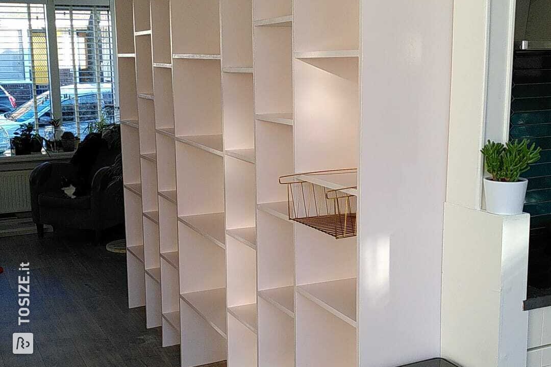 Armadio grande ed economico, aderente alla parete del foglio di ...