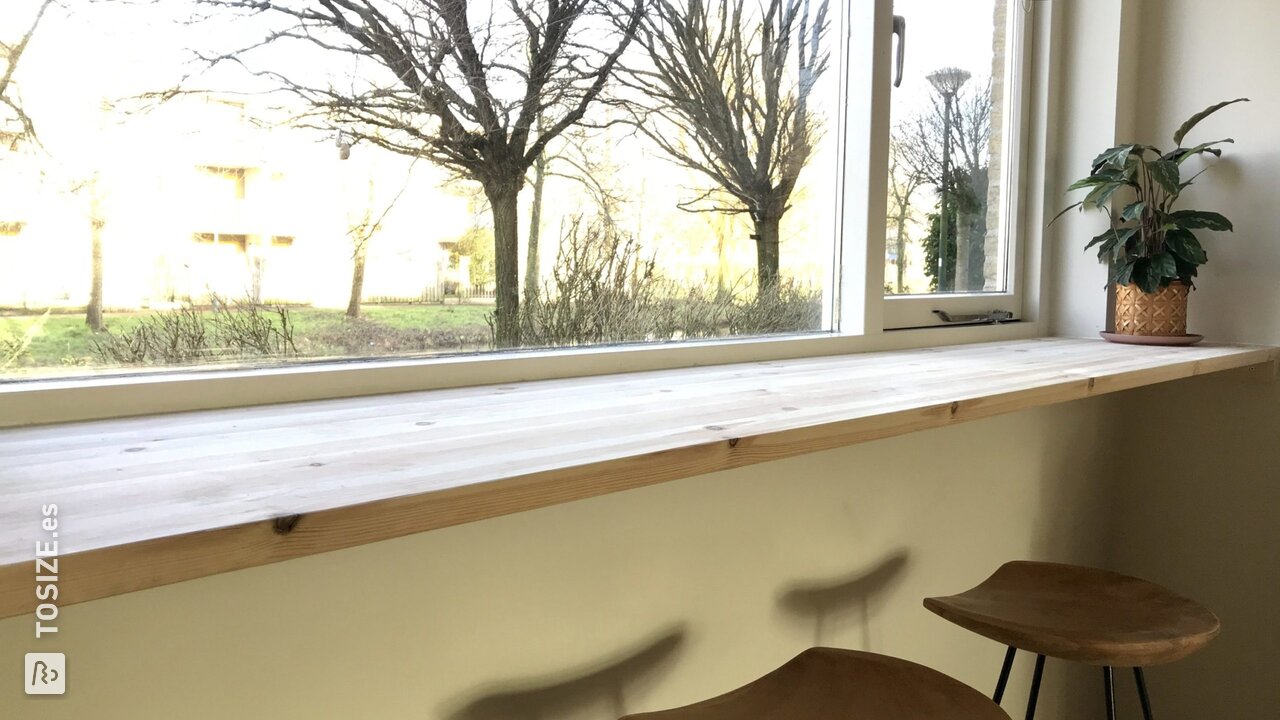 Mesa de bar frente a la ventana de Timmerpanel Grenen | TOSIZE.es