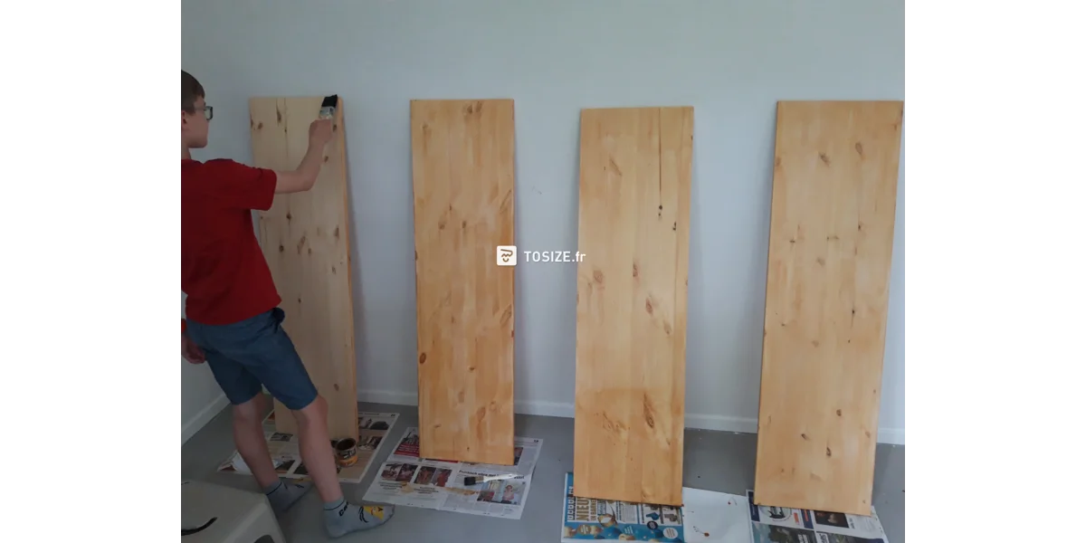 Un placard intégré sur mesure pour les combles en planches de pin ...