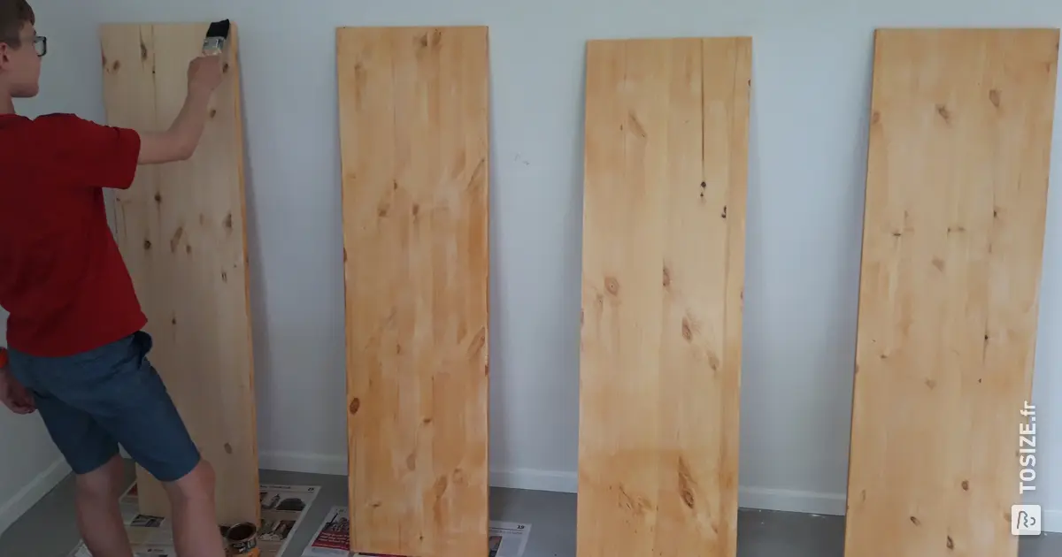 Un placard intégré sur mesure pour les combles en planches de pin ...