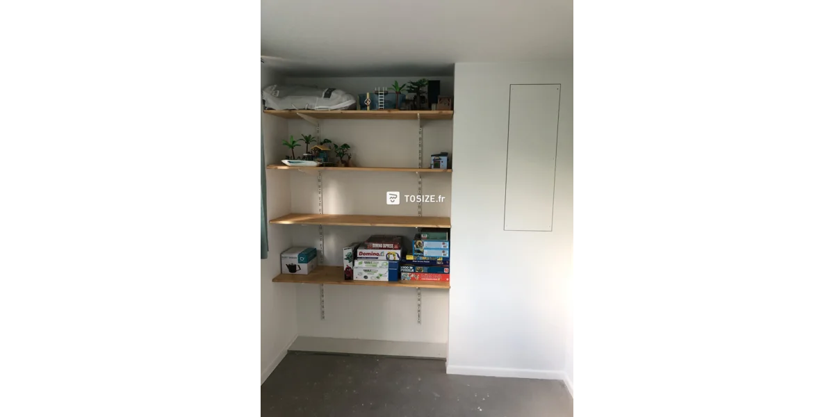 Un placard intégré sur mesure pour les combles en planches de pin ...