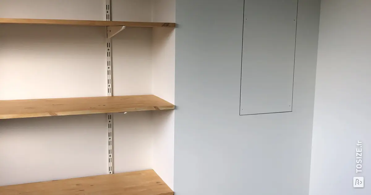 Un placard intégré sur mesure pour les combles en planches de pin ...