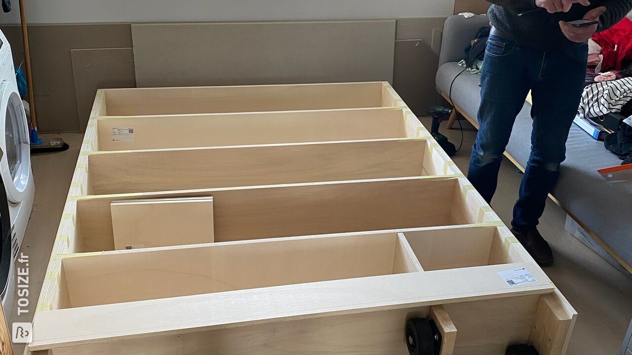 Een zelfgemaakte verrijdbare vakkenkast op wielen van multiplex ...