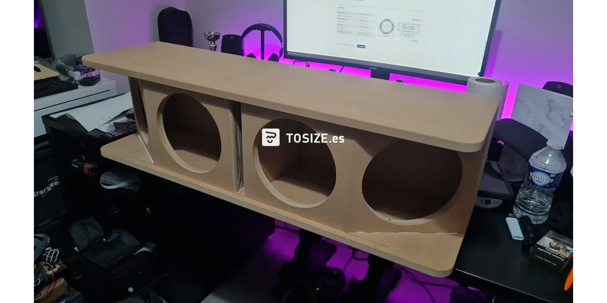 Una caja de altavoz de medios personalizada hecha con paneles de MDF ...