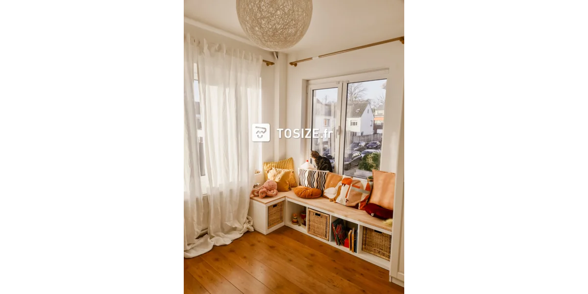 Un joli canapé avec panneau en bois de hêtre avec les armoires Ikea ...