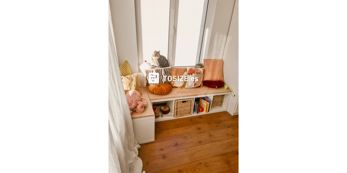 Un bonito sofá con panel de madera de haya con los armarios Kallax de ...