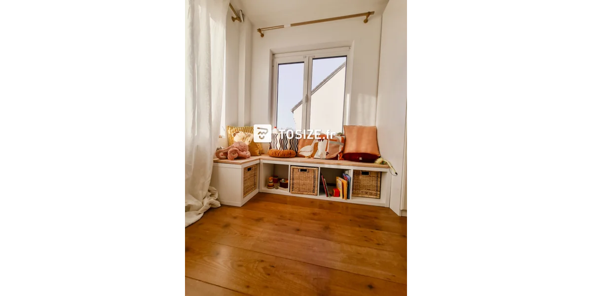 Un joli canapé avec panneau en bois de hêtre avec les armoires Ikea ...