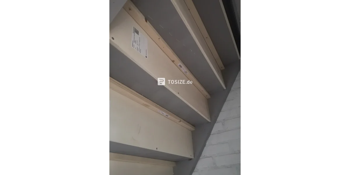 Schließen Sie eine offene Treppe selbst mit maßgefertigtem Sperrholz ...