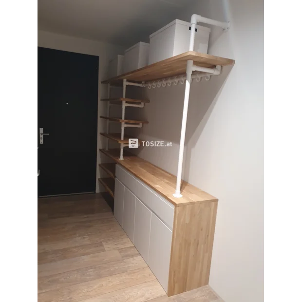 Een zelfgemaakte gangkast afgewerkt met op maat gezaagd eiken ...