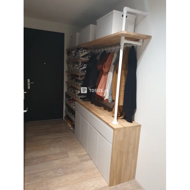 Een zelfgemaakte gangkast afgewerkt met op maat gezaagd eiken ...