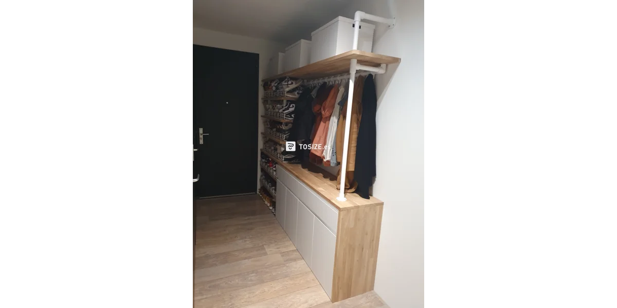 Un armario de recibidor casero acabado con panel de carpintería de ...