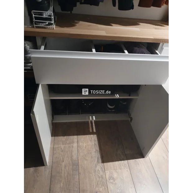 Een zelfgemaakte gangkast afgewerkt met op maat gezaagd eiken ...