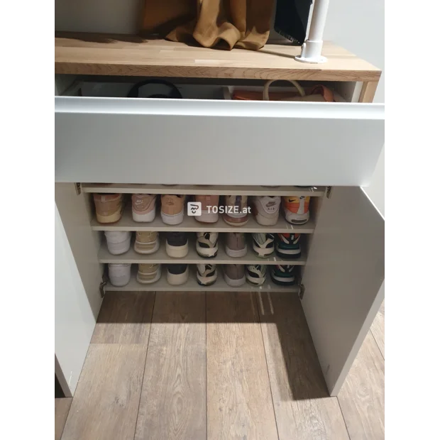 Een zelfgemaakte gangkast afgewerkt met op maat gezaagd eiken ...