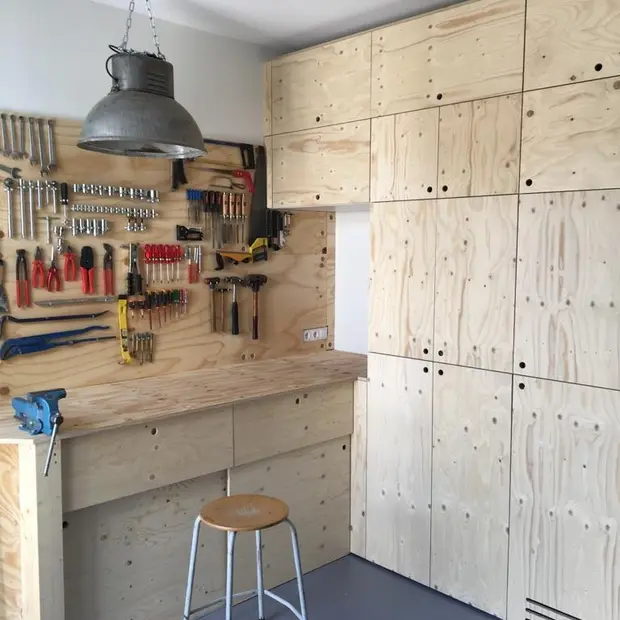 Établi sur mesure fabriqué avec du contreplaqué de béton | TOSIZE.fr