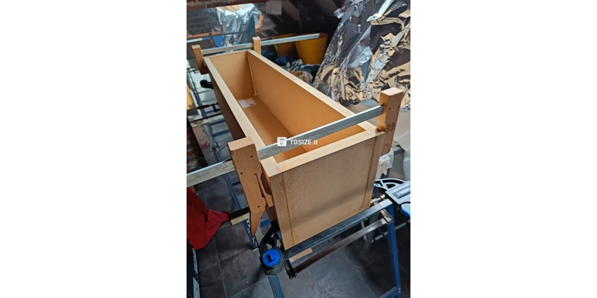 Una cassa armonica personalizzata a gamma completa realizzata in MDF ...