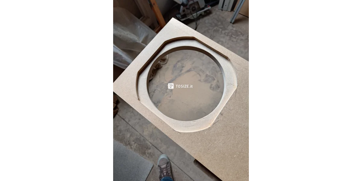 Una cassa armonica personalizzata a gamma completa realizzata in MDF ...