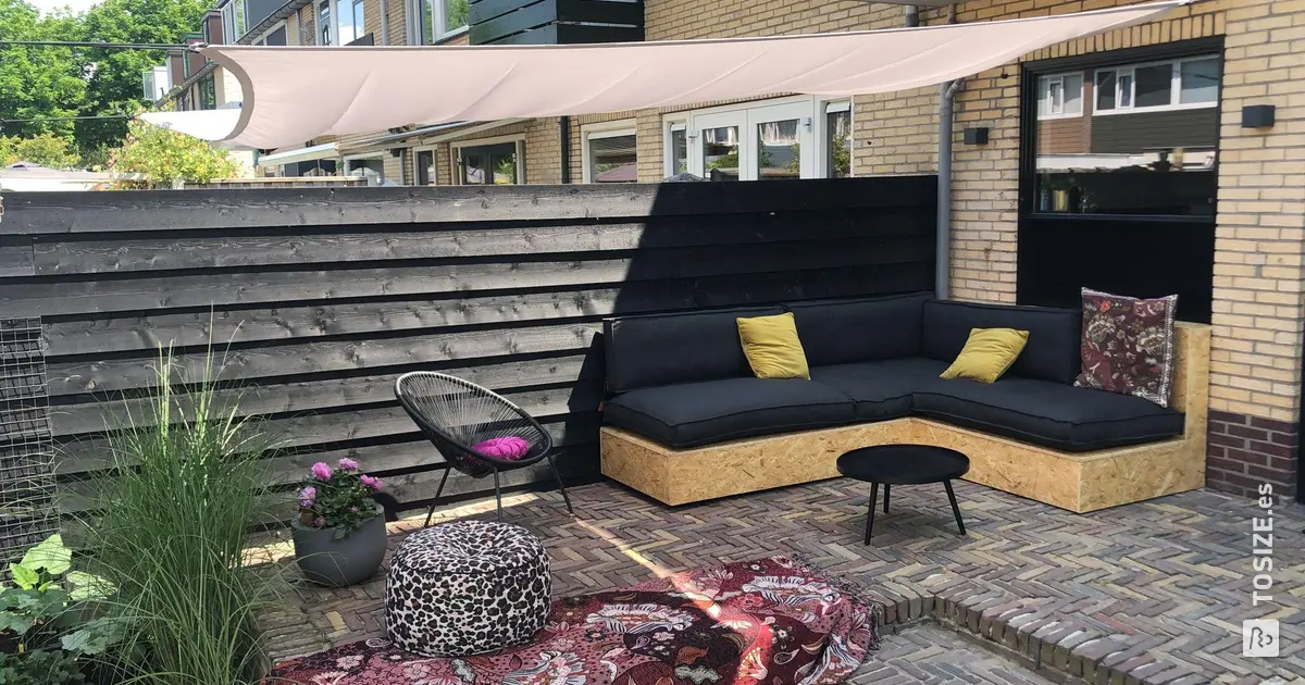 Un sofá lounge hecho a medida con paneles OSB aserrados | TOSIZE.es