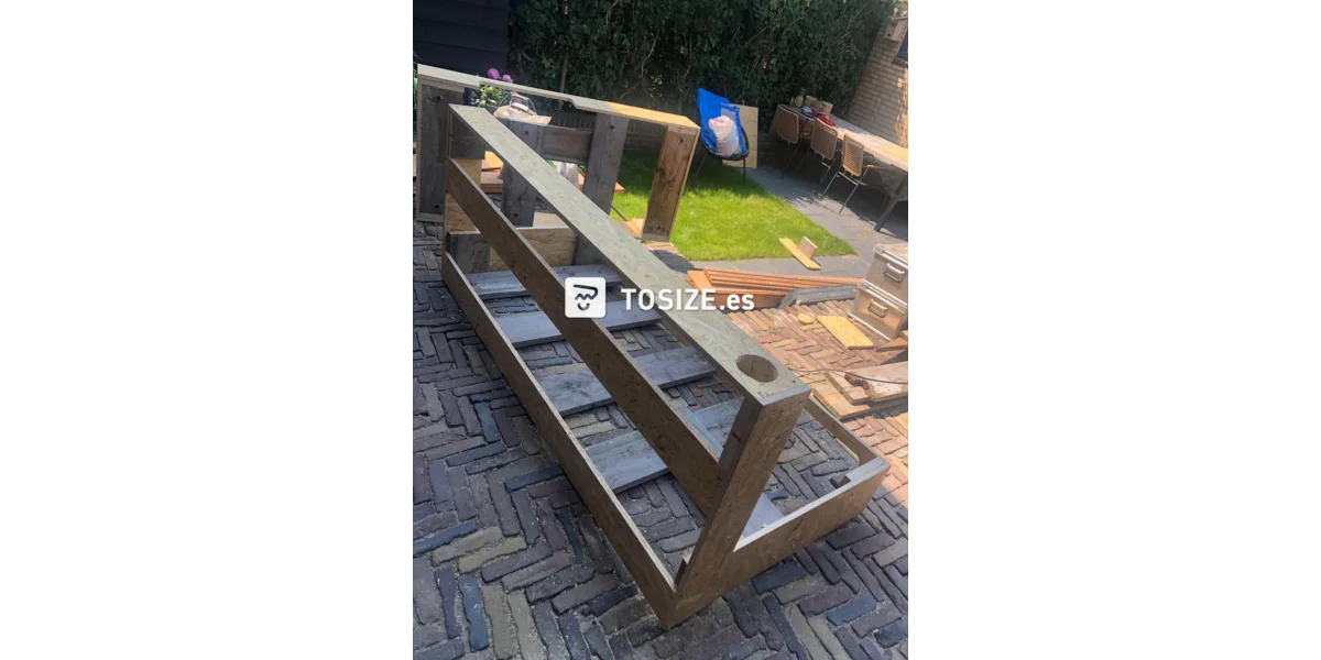 Un sofá lounge hecho a medida con paneles OSB aserrados | TOSIZE.es