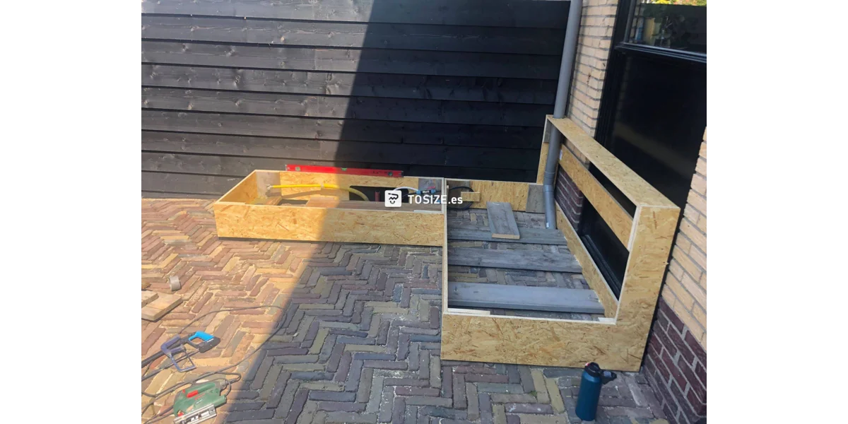 Un sofá lounge hecho a medida con paneles OSB aserrados | TOSIZE.es