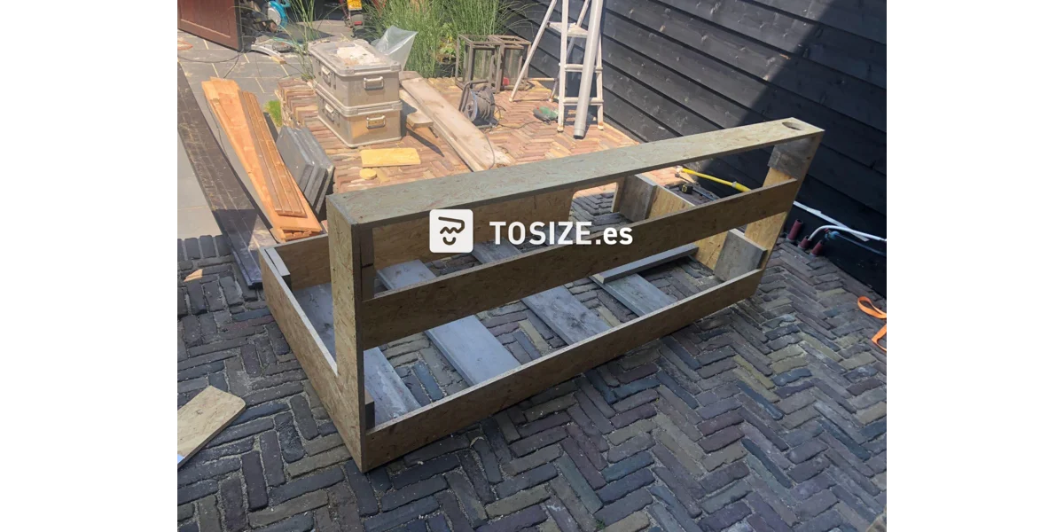 Un sofá lounge hecho a medida con paneles OSB aserrados | TOSIZE.es