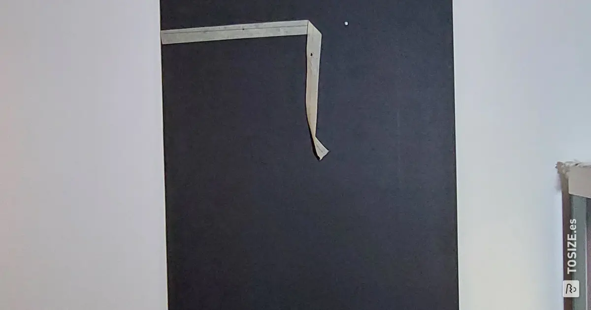 Revestimiento de pared de MDF negro cortado a medida detrás del órgano ...
