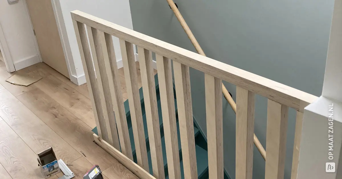 Houten trap balustrade van op maat gezaagd berken multiplex ...