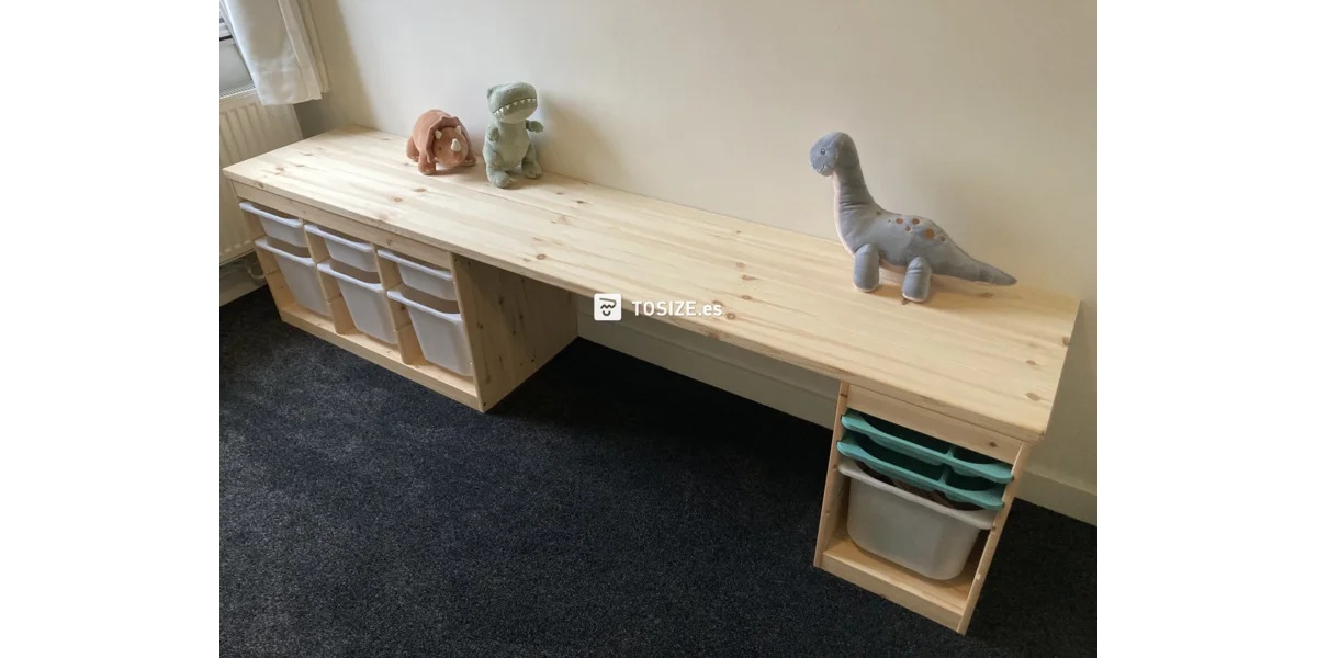 Escritorio infantil con panel de carpintería de pino aserrado a medida ...