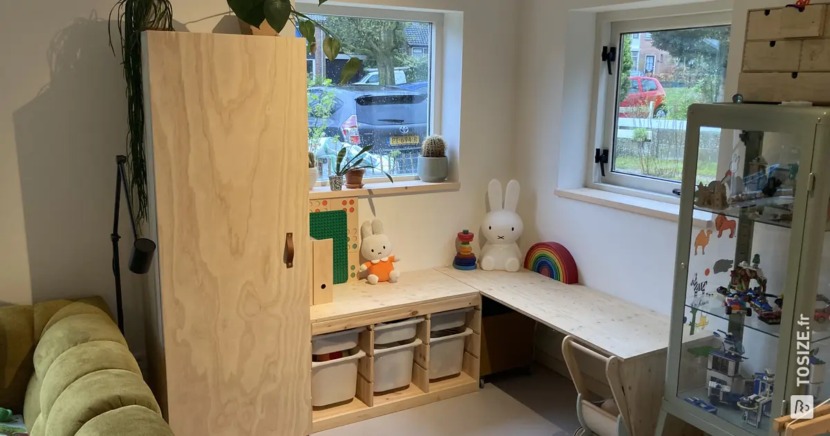Coin enfant avec placard de rangement et bureau par Arian | TOSIZE.fr