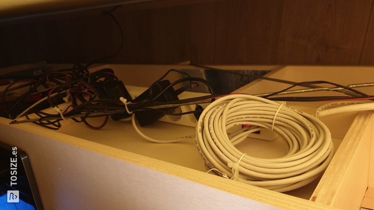 Mueble de TV con espacio de almacenamiento, hecho de Multiplex - TOSIZE.es