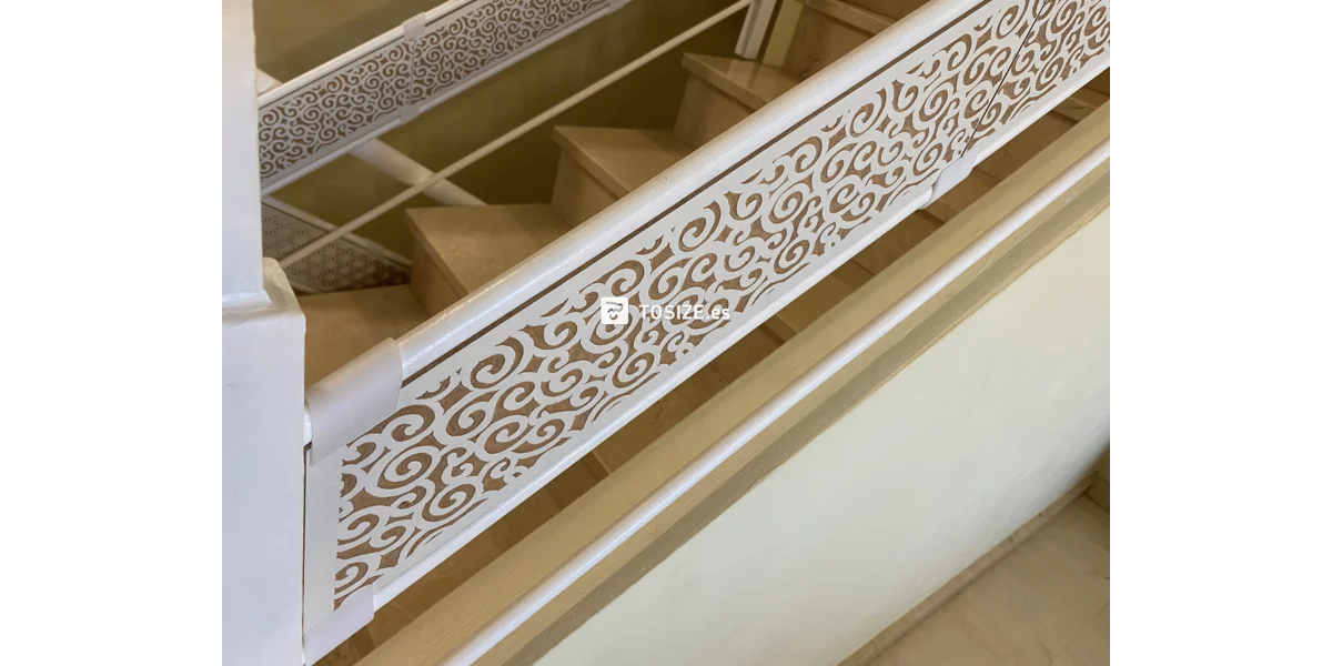 Decoración de baranda mediante paneles de mdf lacados en blanco y con ...