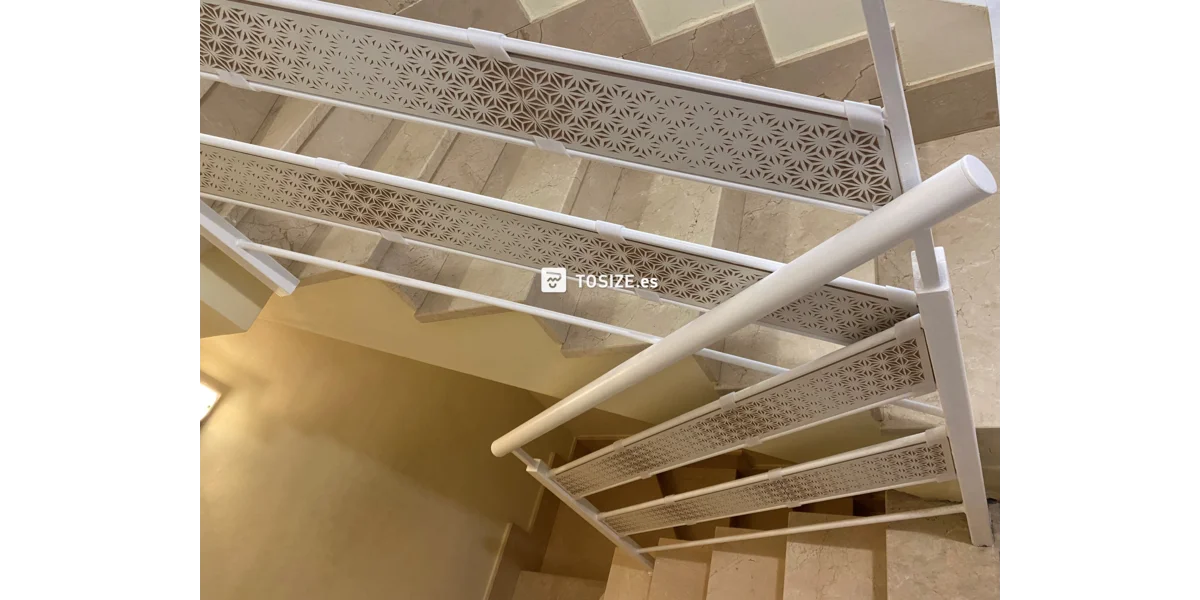 Decoración de baranda mediante paneles de mdf lacados en blanco y con ...