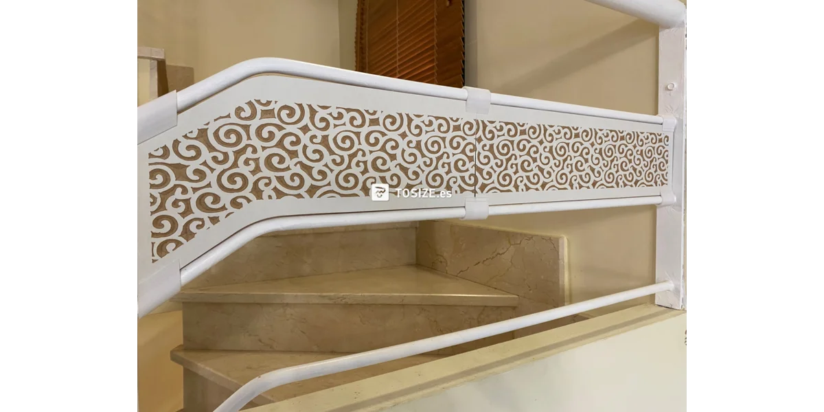 Decoración de baranda mediante paneles de mdf lacados en blanco y con ...