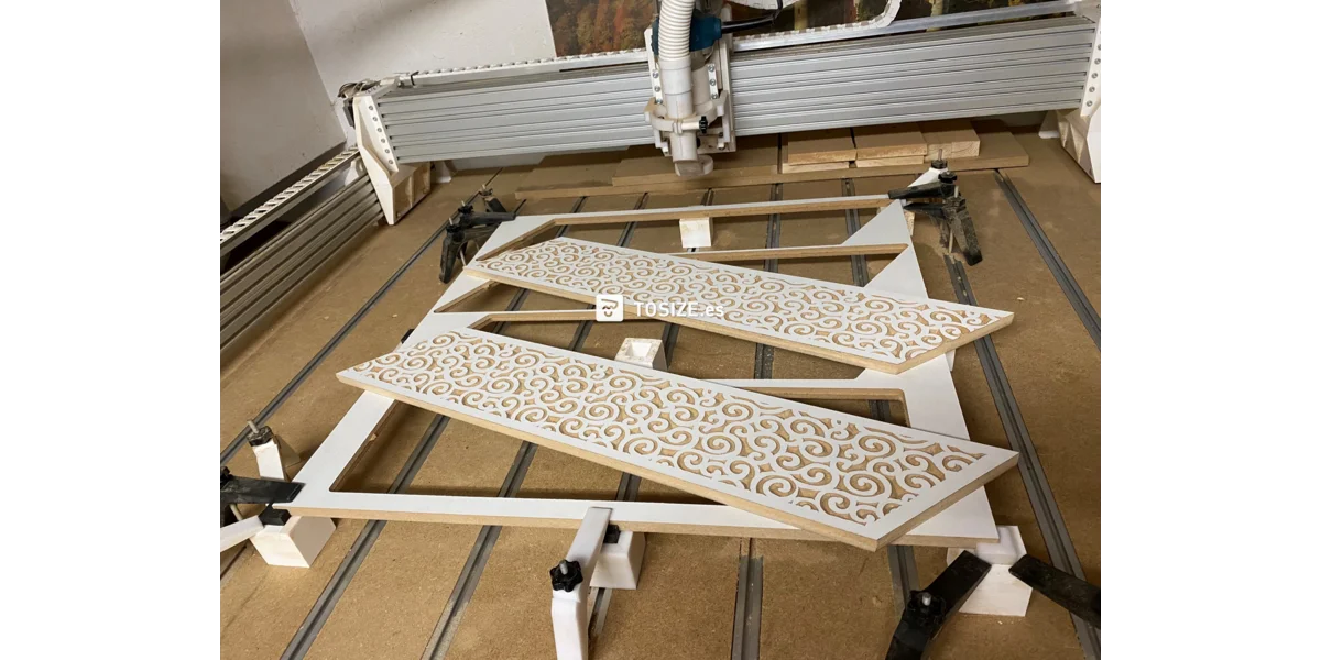 Decoración de baranda mediante paneles de mdf lacados en blanco y con ...